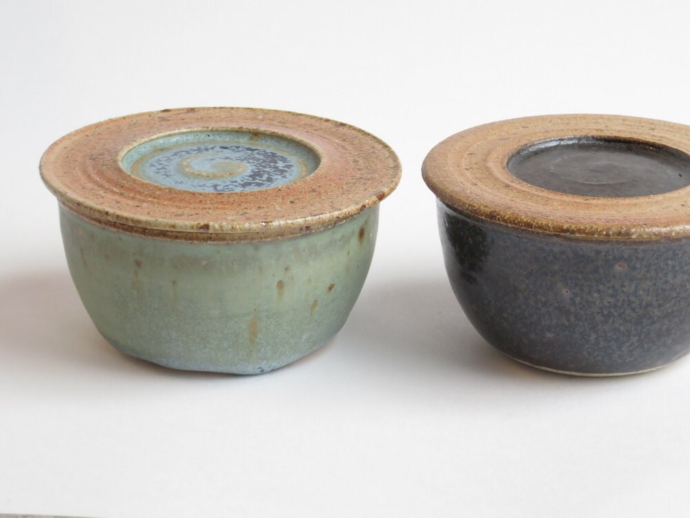 Ceramic lidded jar spice container salt pepper cellar pinch