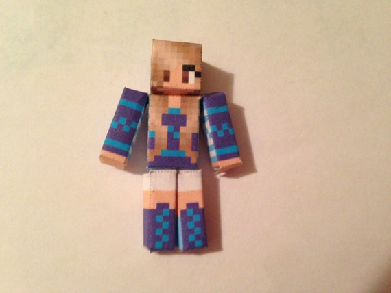 Artículos similares a Papercraft Minecraft Girl Figure en Etsy