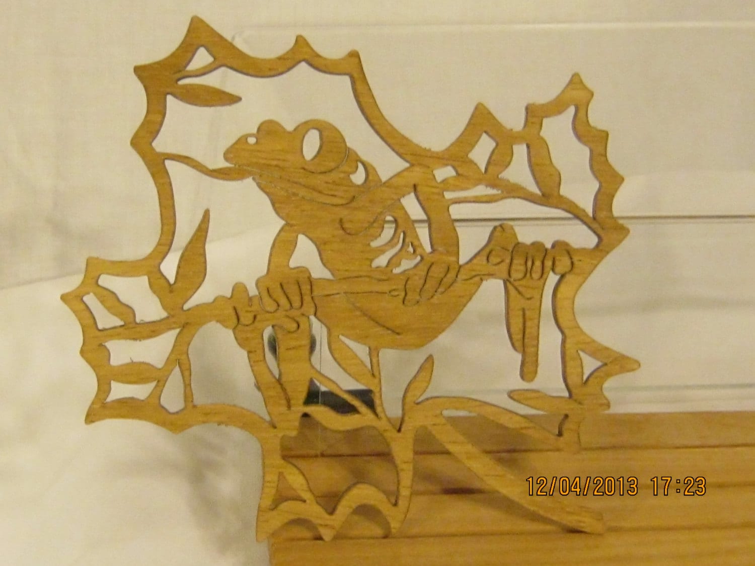 TREE FROG in LEAF Scroll Saw Plaque
