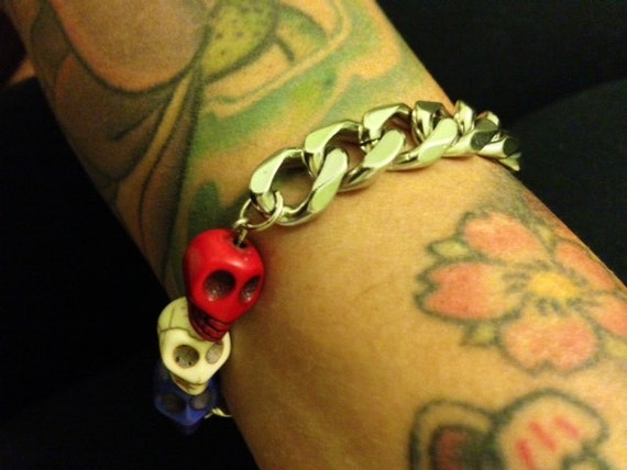 Items similar to American skulls chainlink bracelet on Etsy