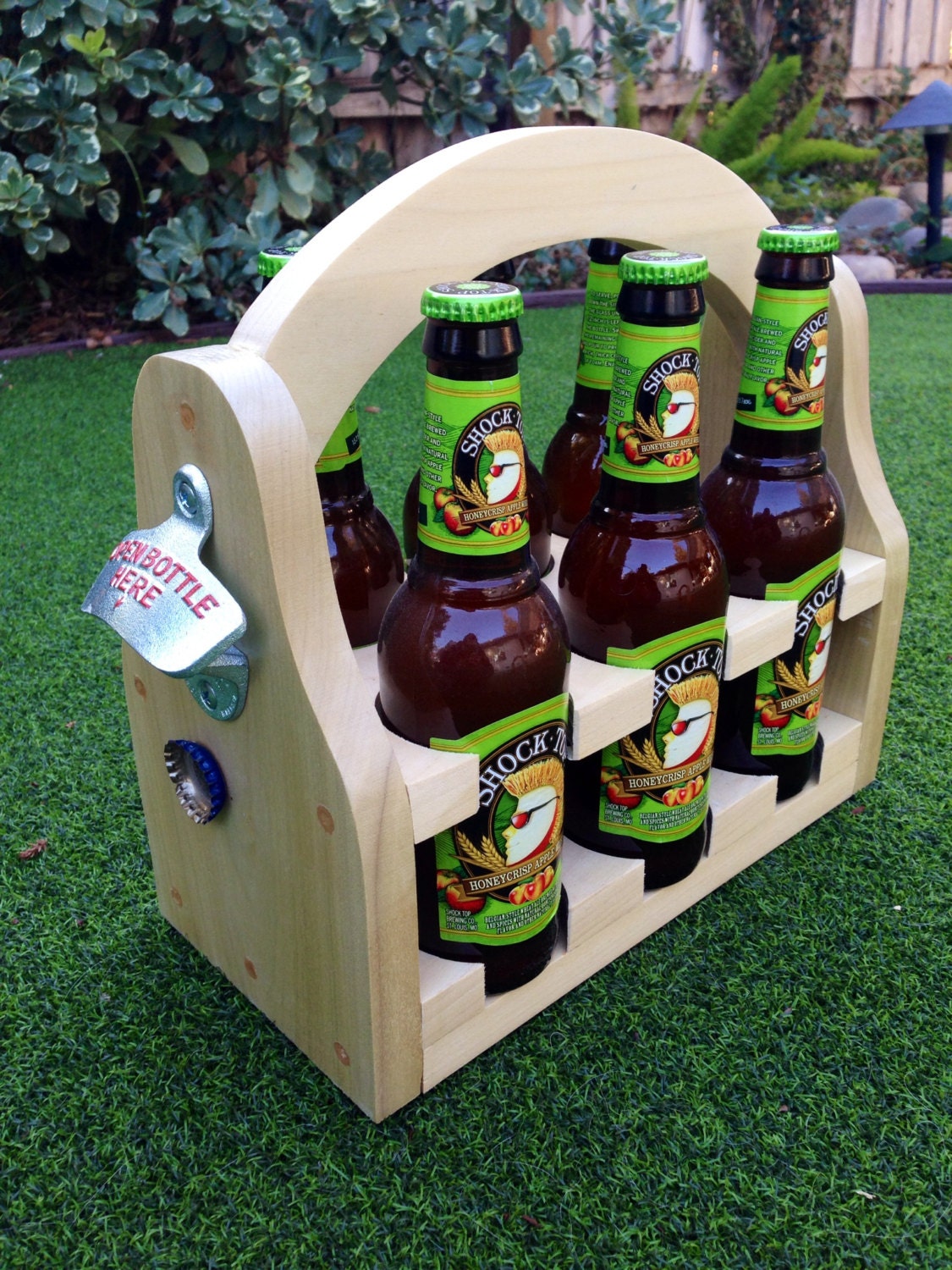 Wooden six pack holder with magnetic catch