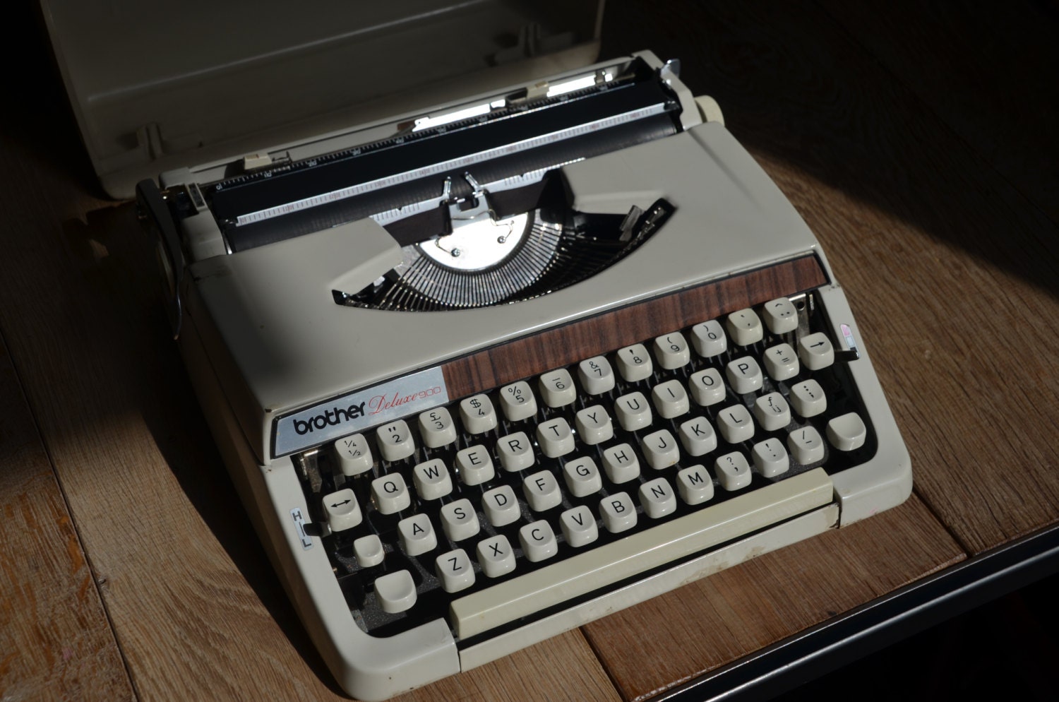Typewriter – Vintage 1970 – White Brother 900 Deluxe with Wood Grain ...