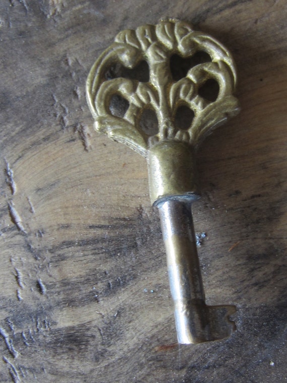 Elegant Ornate Brass Skeleton Key