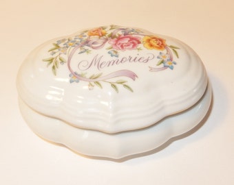 Vintage Avon trinket box or jewelry box with a flower design made of ...