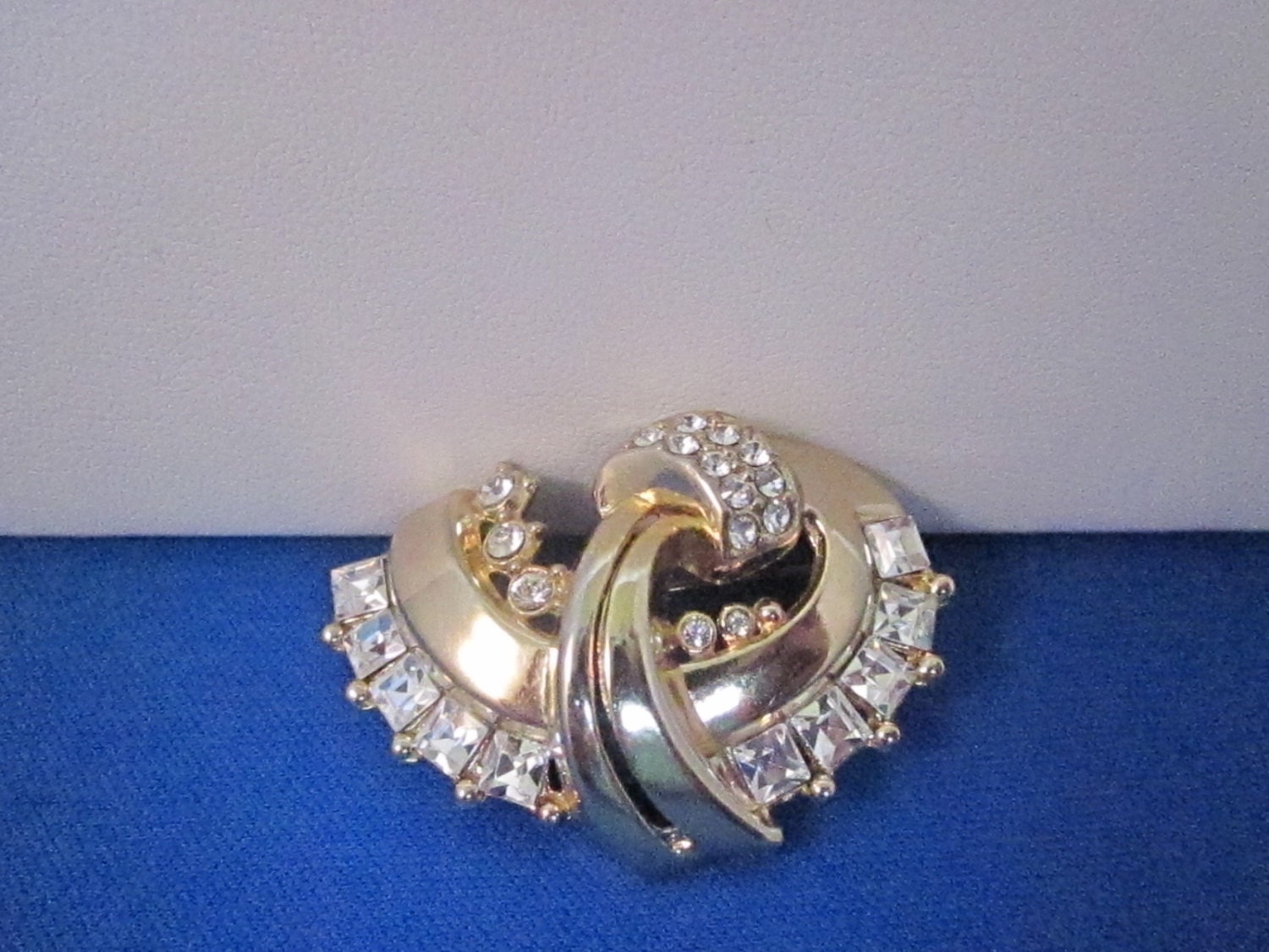 1940s Gold Toned Pin Containing Clear Round and Square Rhinestones