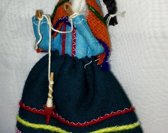Vintage 9" Doll - Chola Making Thread - A Traditional Peruvian Woman Doll