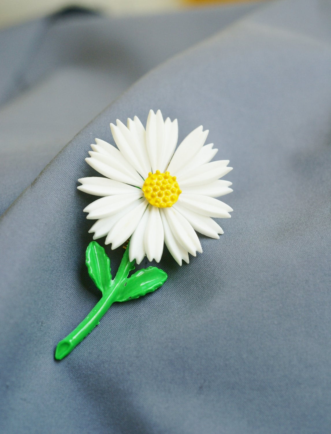 White Daisy Flower Brooch Pin, Green Enamel Stem and Leaves, Plastic ...
