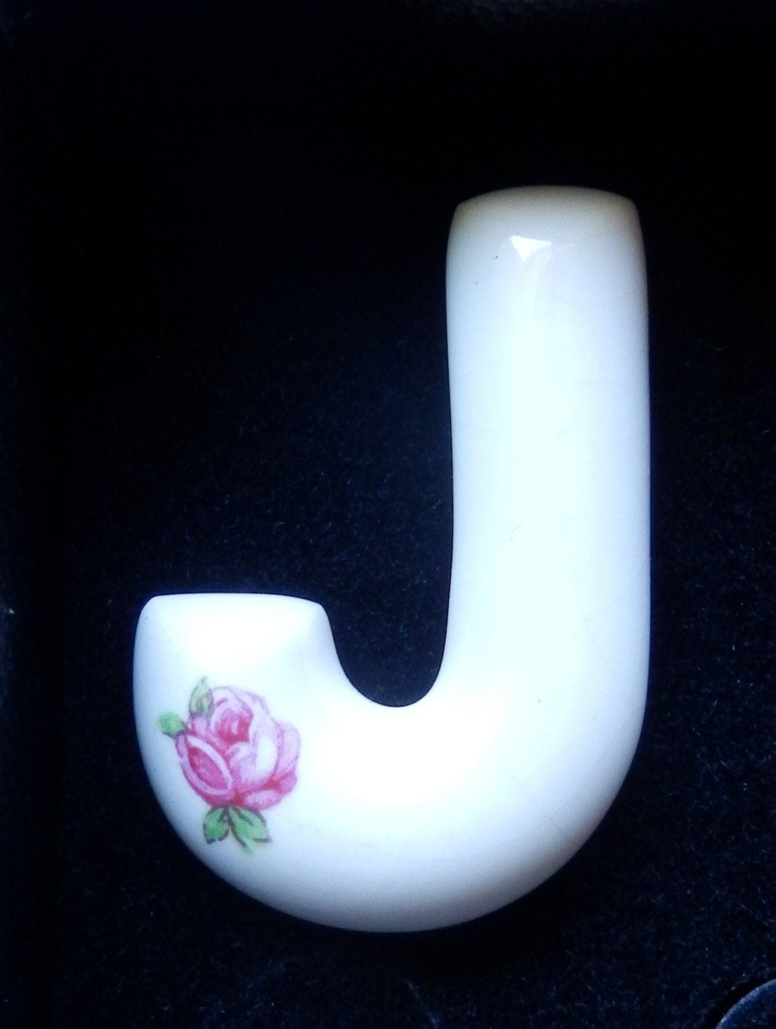 Initial J – lapel pin – brooch- 1980s – (1) – Haute Juice