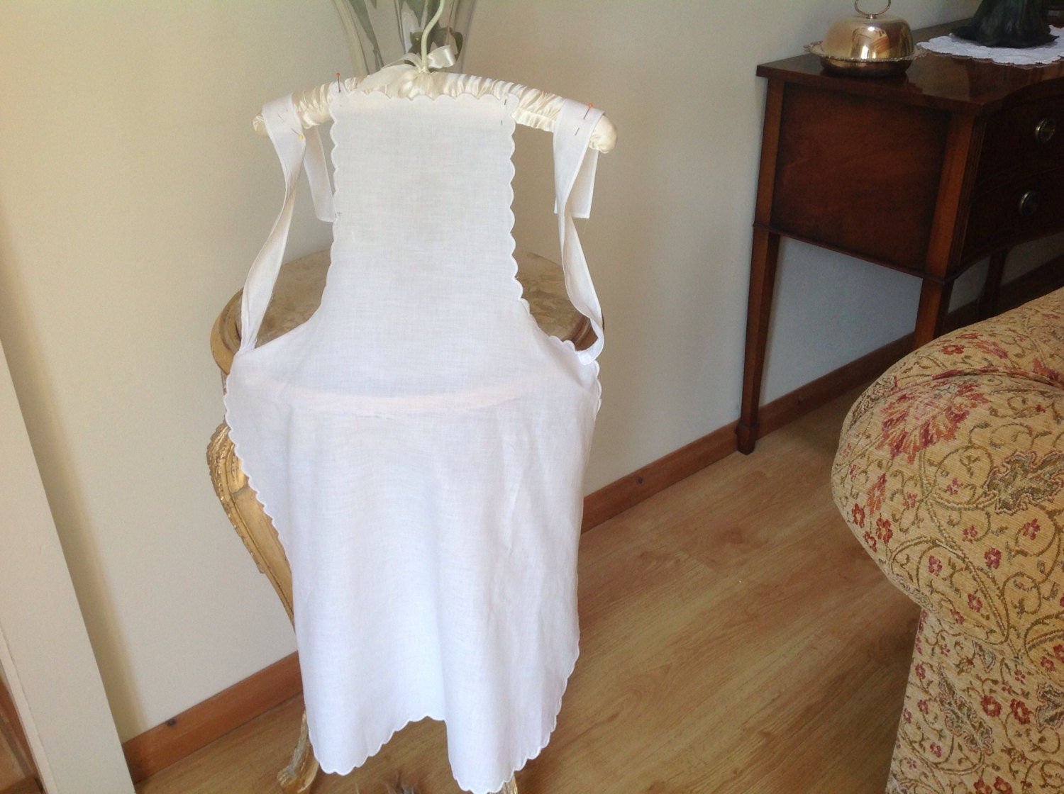 Vintage White French Servant’s apron with scalloped edging. Circa 1940 ...