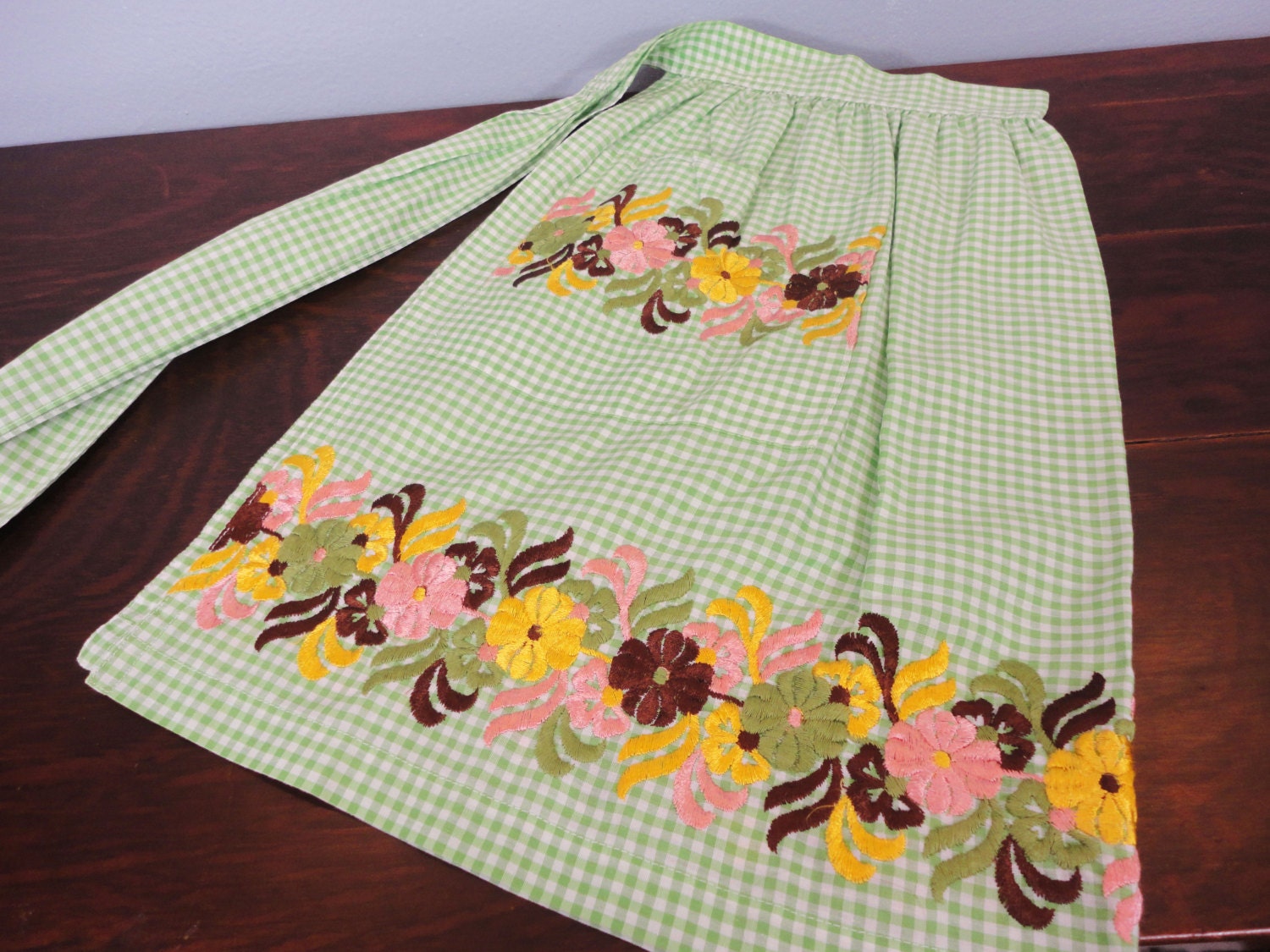 Green Gingham Apron with Embroidered Floral Pattern – Half Apron