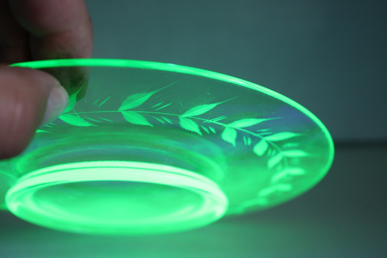 Vintage set of Four 8 ” Diameter Vaseline / Uranium Etched Glass plates ...