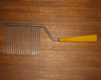Vintage 1950s Butterscotch Bakelite cake cutter/ Vintage Cake cutter ...