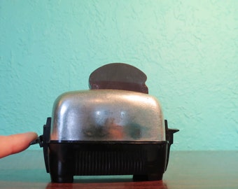 Little Mid-Century Vintage Toaster with Toast Salt and Pepper Shakers ...