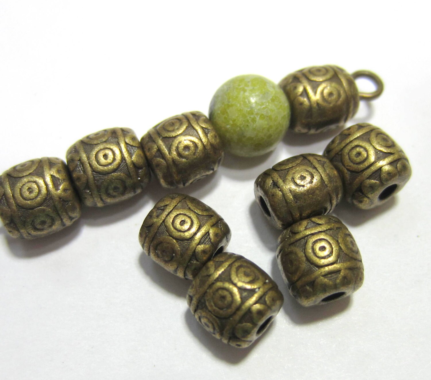 30 Bronze beads metal antique bronze beads 6mm x 6mm F0888