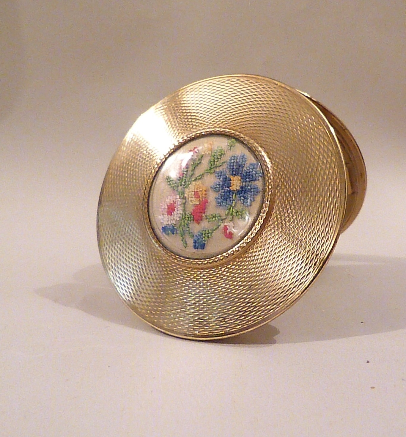 Vintage gifts powder compacts 1940s celluloid & needle point powder ...