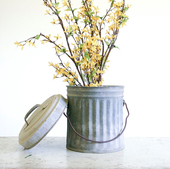 Small Vintage Galvanized Trash Can with Lid / Industrial Decor