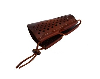 Elven archery hand guard / medieval hand guard / by GOLDleather