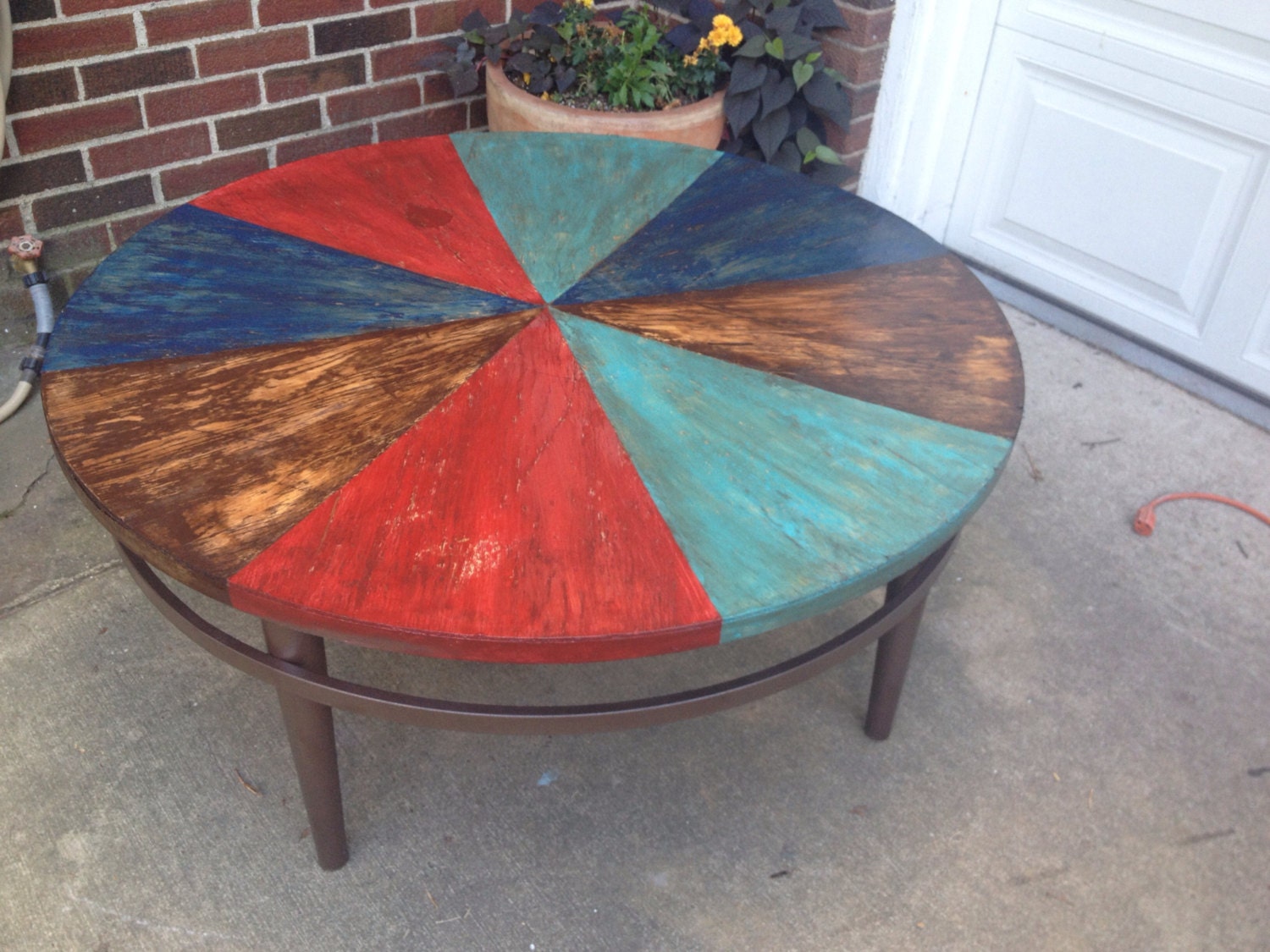 SOLD******Round 4′ coffee/game table indoor/outdoor – Haute Juice