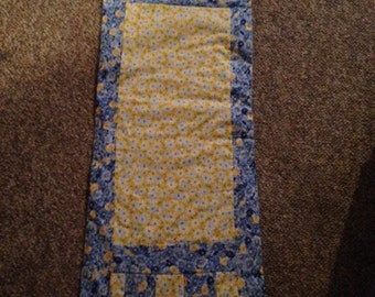 Lazy Daisies Wool Felt Table Runner
