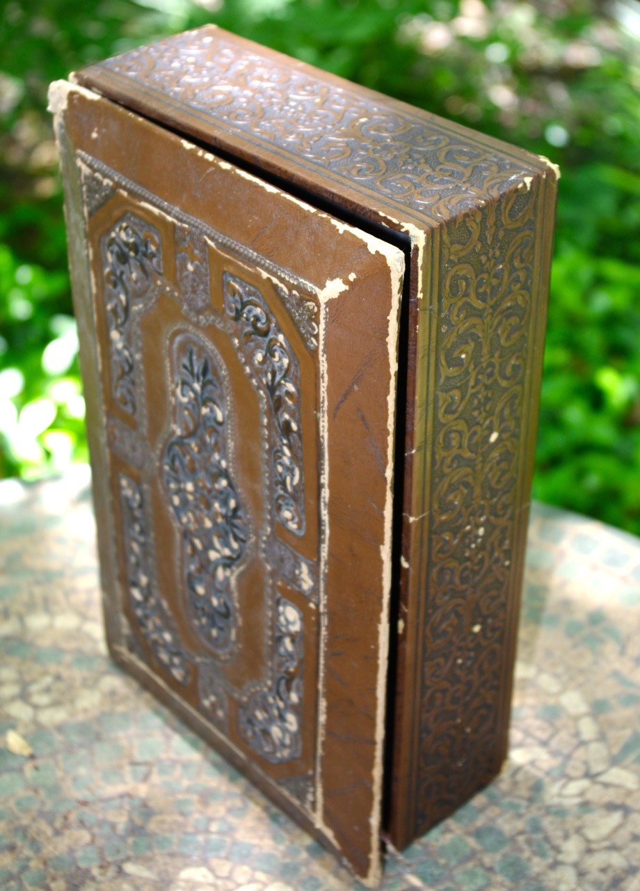 Antique Embossed leather look Box old vintage keepsake room decor ...