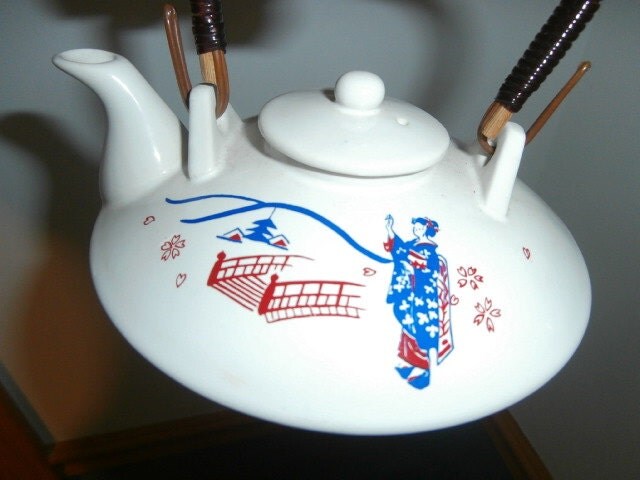 Japan Adorable Rare Footed Vintage Spaceship Looking Ceramic Teapot ...