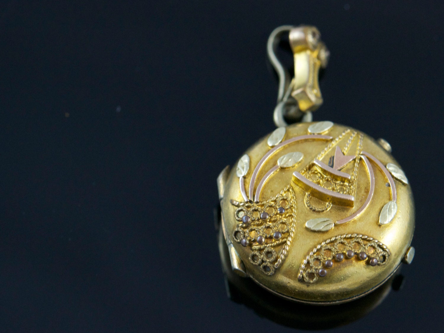 Gorgeous Antique Locket Circa Late 1800's. Gold Filled