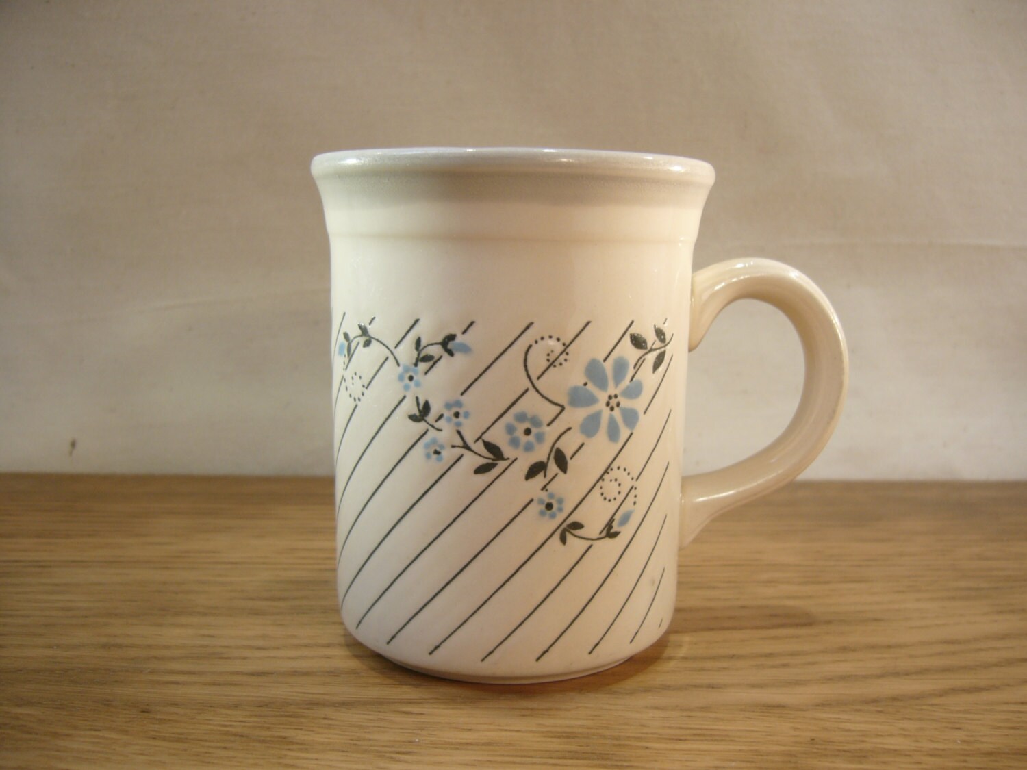 Vintage 1980s Biltons mug with blue flowers and stripes – Haute Juice