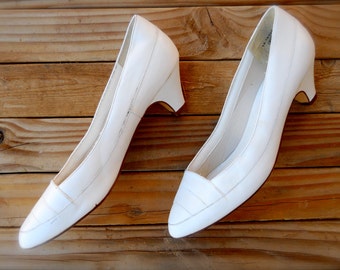 Popular items for white leather pumps on Etsy