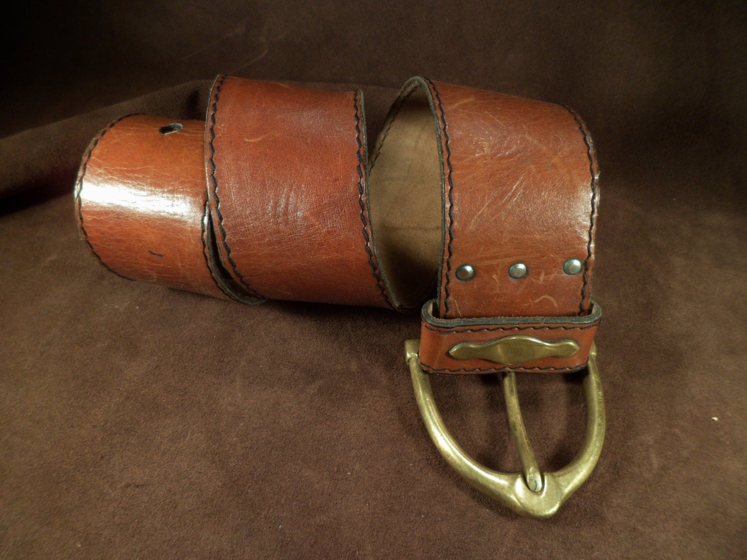 Old vintage leather belt with brass buckle and decorations – Haute Juice