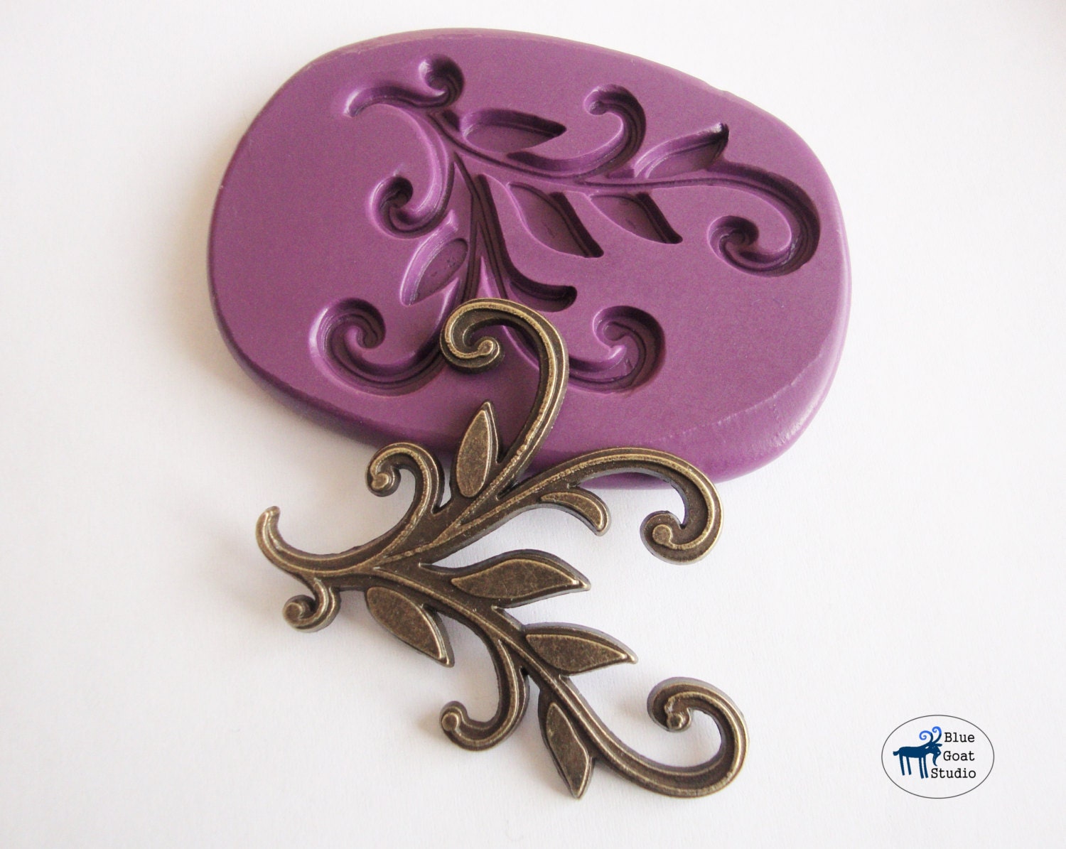 Leaf and Vine Filigree Scrollwork Corner Mold Vintage