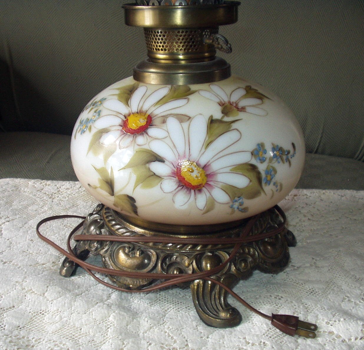 Gone With The Wind Hurricane Lamp Beautiful Base Large Daisy