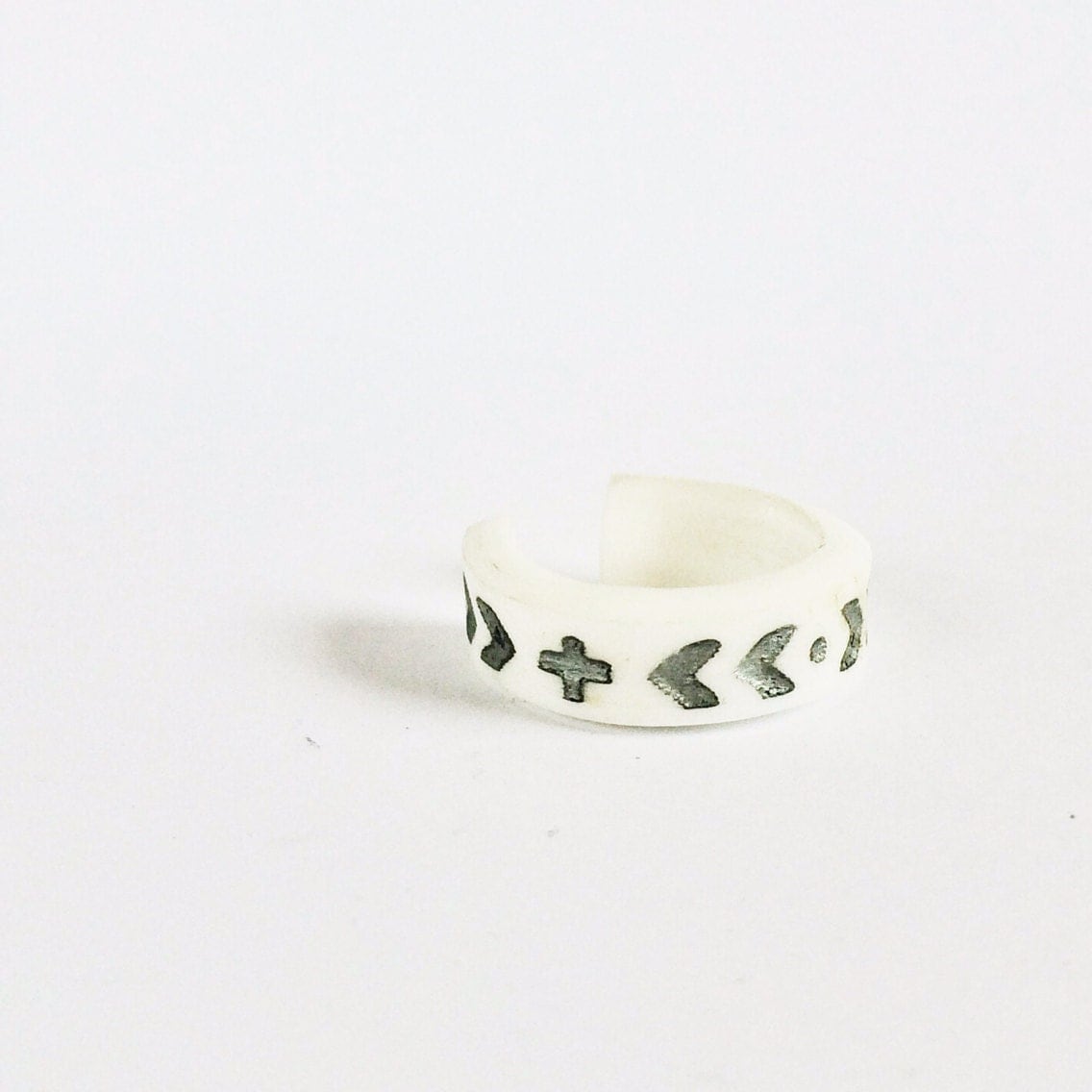White and Silver tribal pattern ring geometric ring in acrylic – Etsy finds