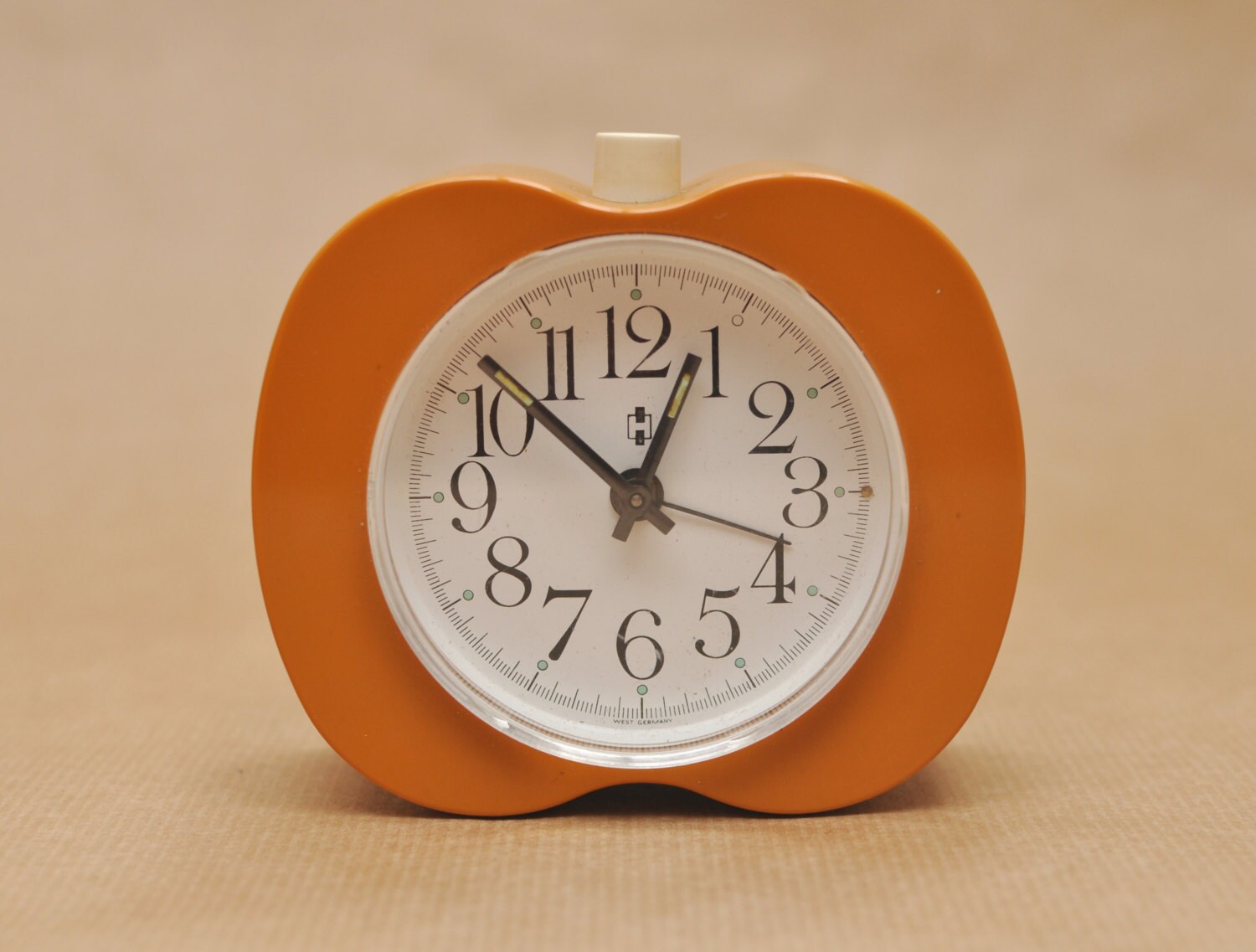 Apple shaped alarm clock Hema seventies orange plastic