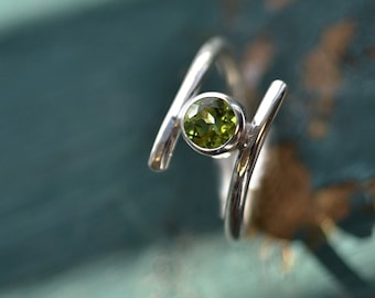 Modern peridot ring | Etsy