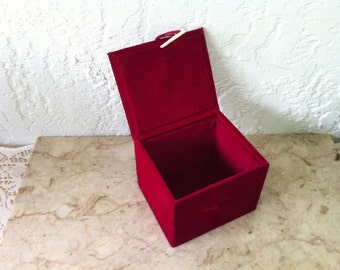 Popular items for velvet box on Etsy