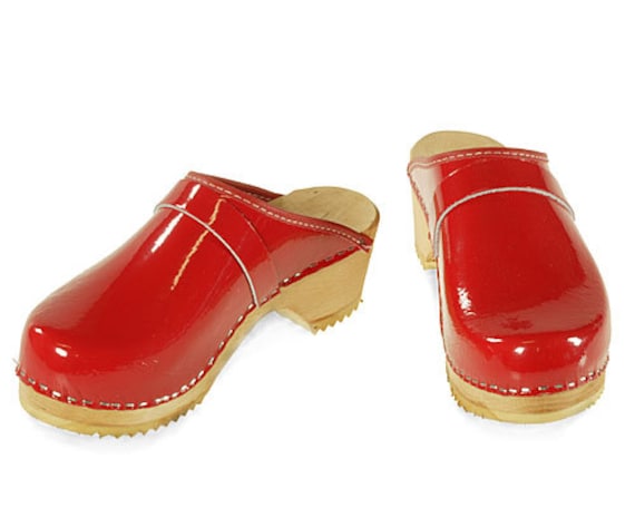 Patent leather Clogs red