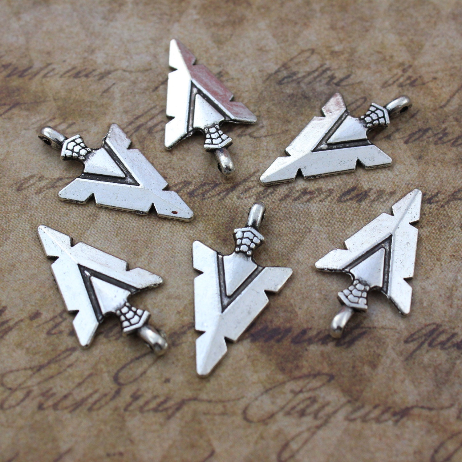 10 Arrow Head Charms Arrow Head Pendants Antiqued Silver Tone