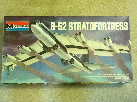 Vintage 1/72 scale B-52 bomber plastic model kit.