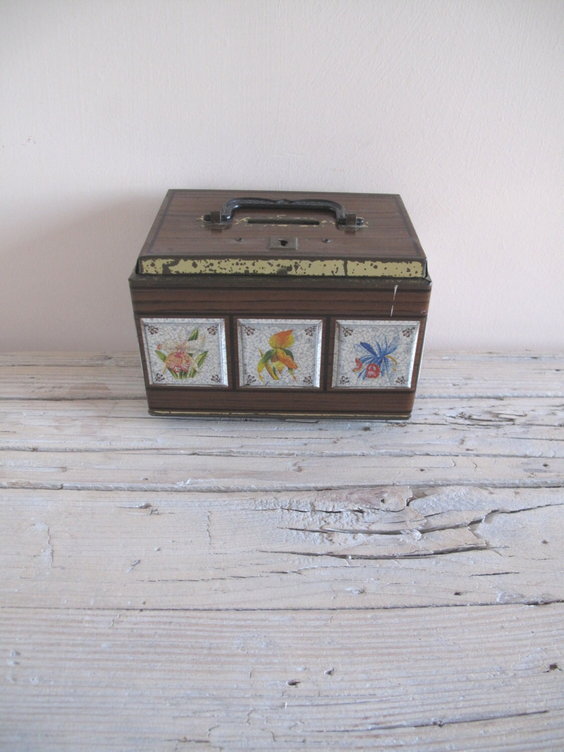 Vintage cute tin money box decorated with flowers – 1970s – Haute Juice