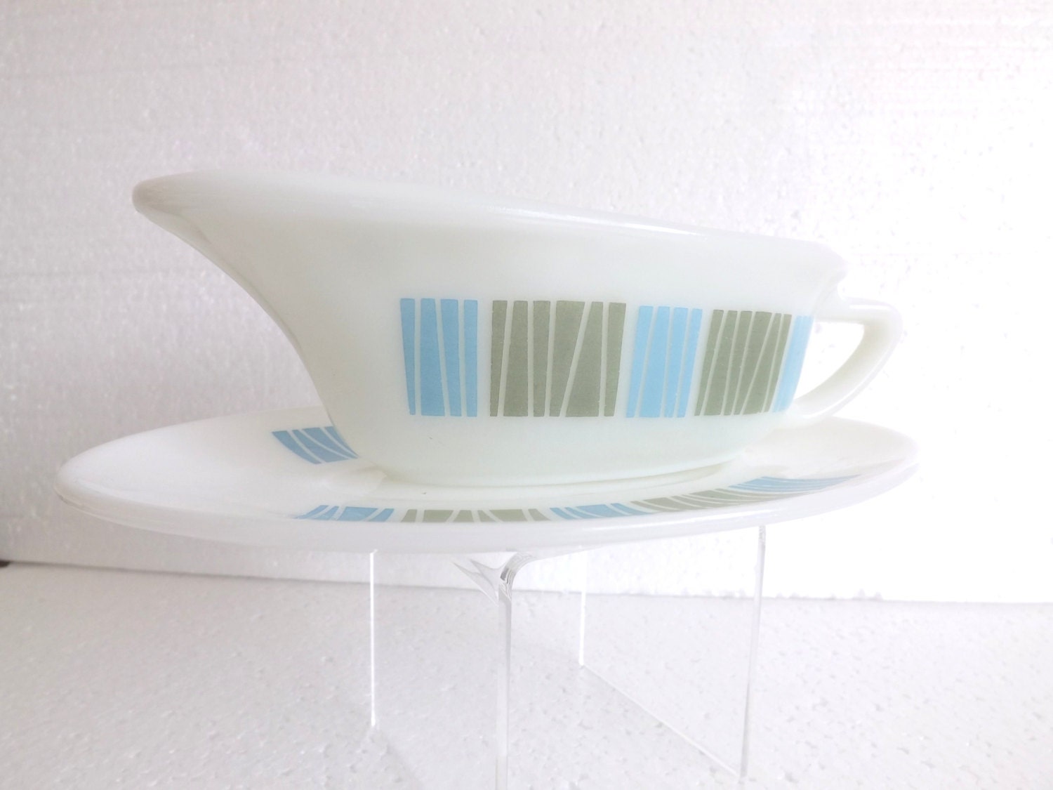 JAJ Pyrex Matchaker Gravy Boat and Stand / 1960s Pyrex Sauce Boat ...