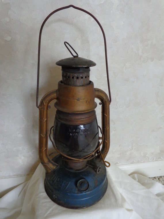 Vintage DIETZ LITTLE WIZARD Lantern 328