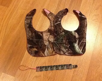 2 Dark Realtree and pink bibs, 1 Realtree pacifier clip.