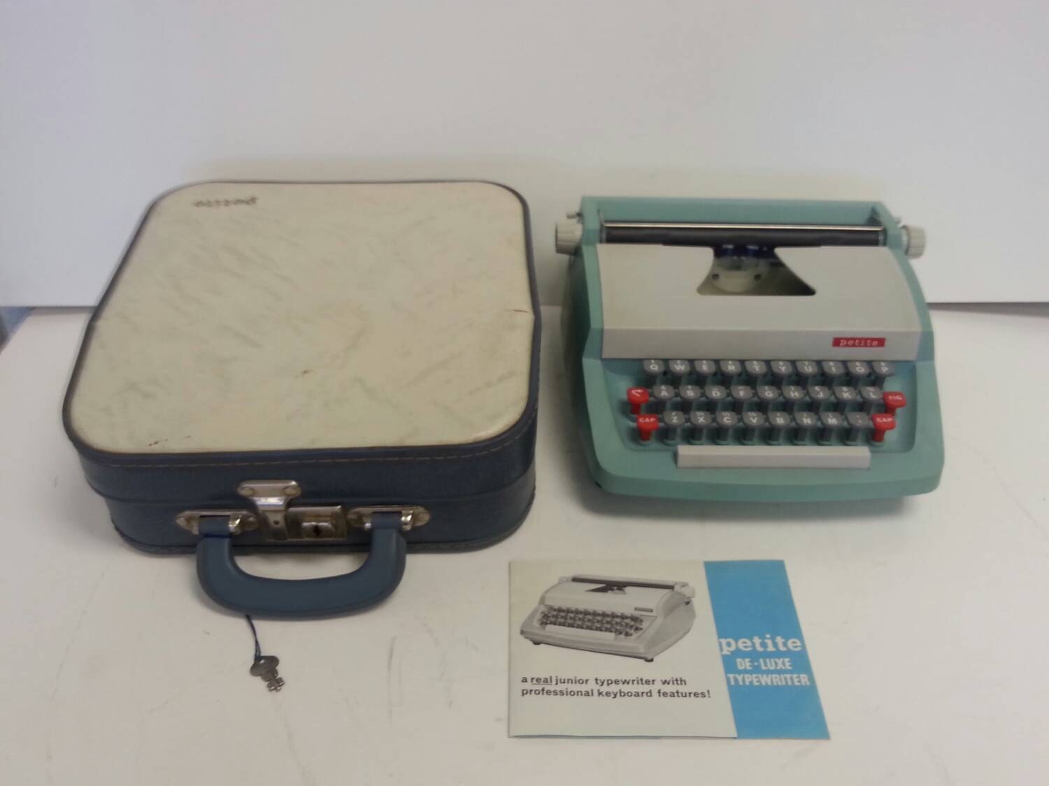 Free Shipping!! Petite De-Luxe Typewriter for DISPLAY or REPAIR ...