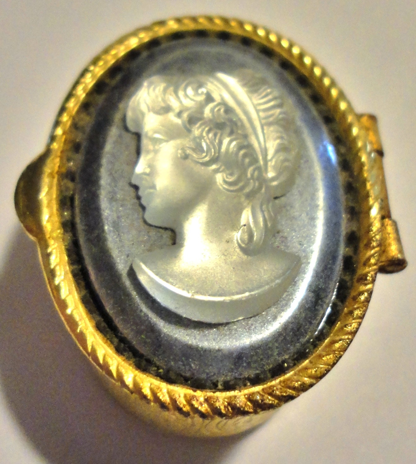 Vintage Cameo Ring BOX/ Pill Box/ Victorian Style – Haute Juice