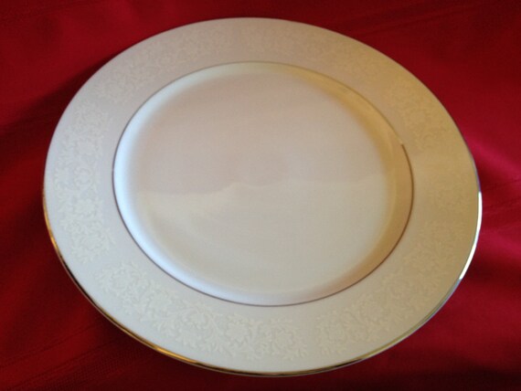 Vintage Charm Pattern Diamond China Round Serving Platter