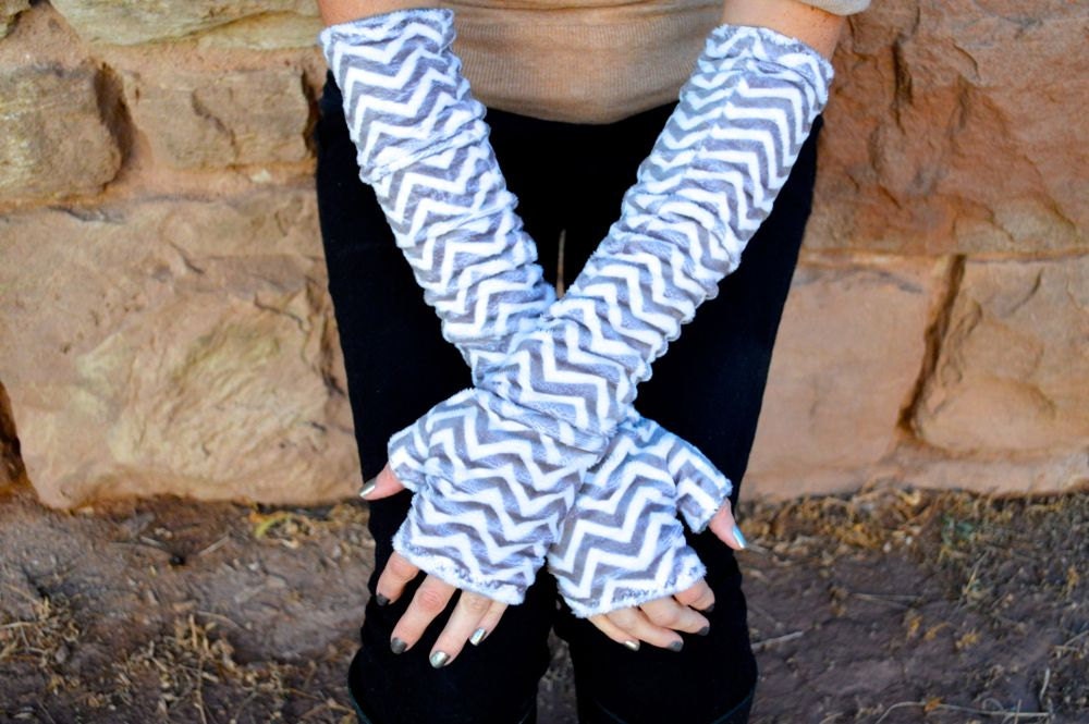 Easy beginner sewing pattern. Fingerless gloves sewing