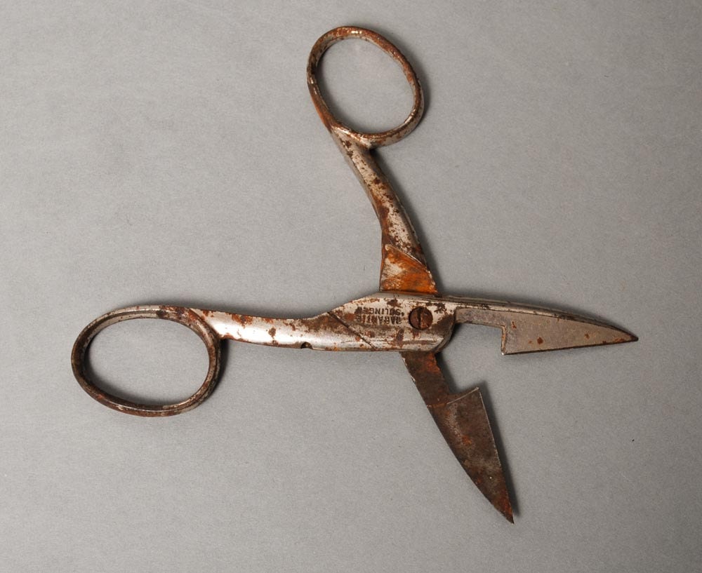 Antique small metal scissors. Garantie Solingen