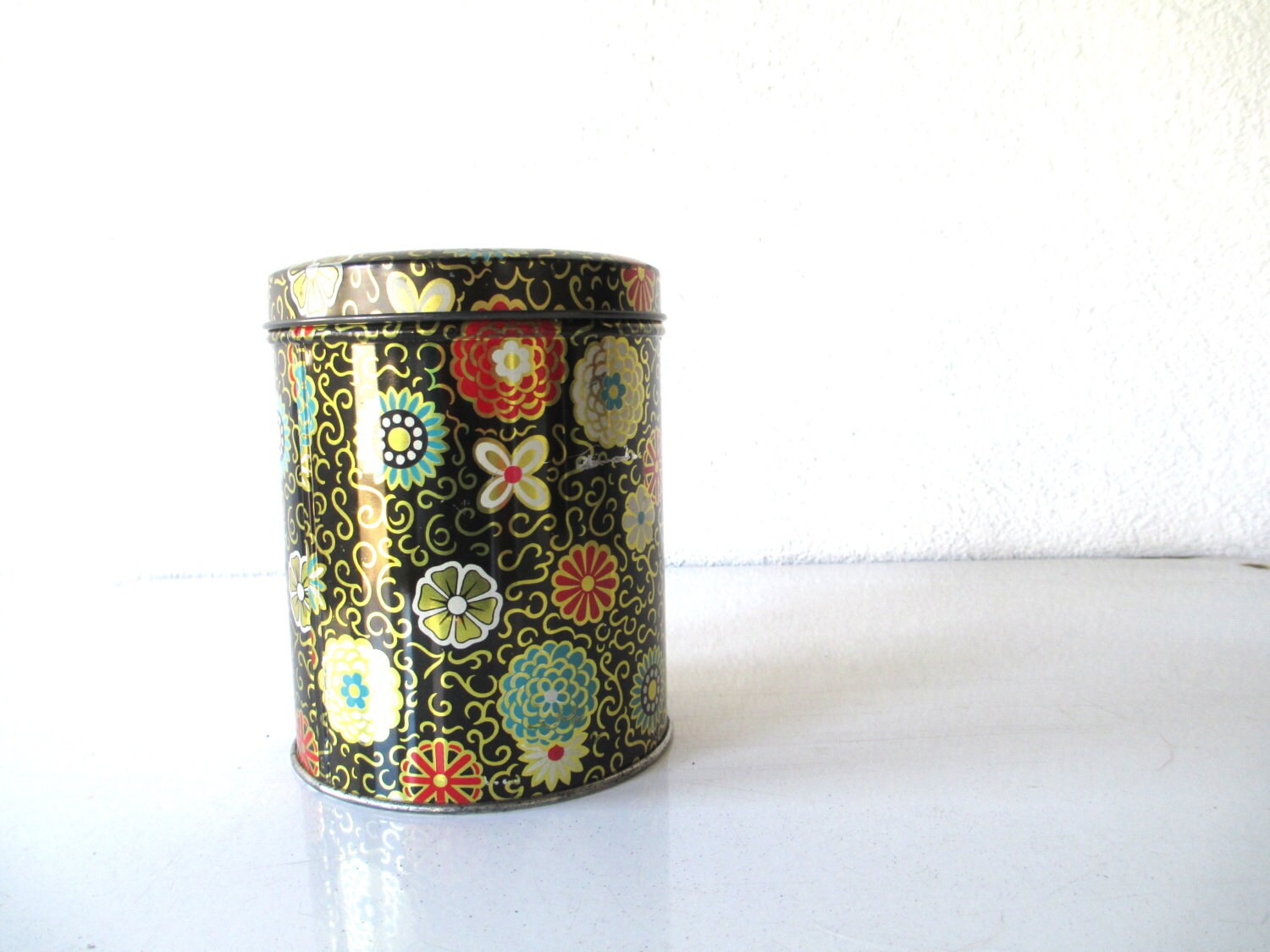 Little Black Retro Tin with Mod Flower Pattern – Haute Juice