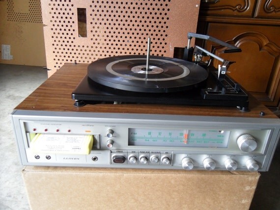 Vintage Lloyds Compact Stereo System with Turntable Am Fm