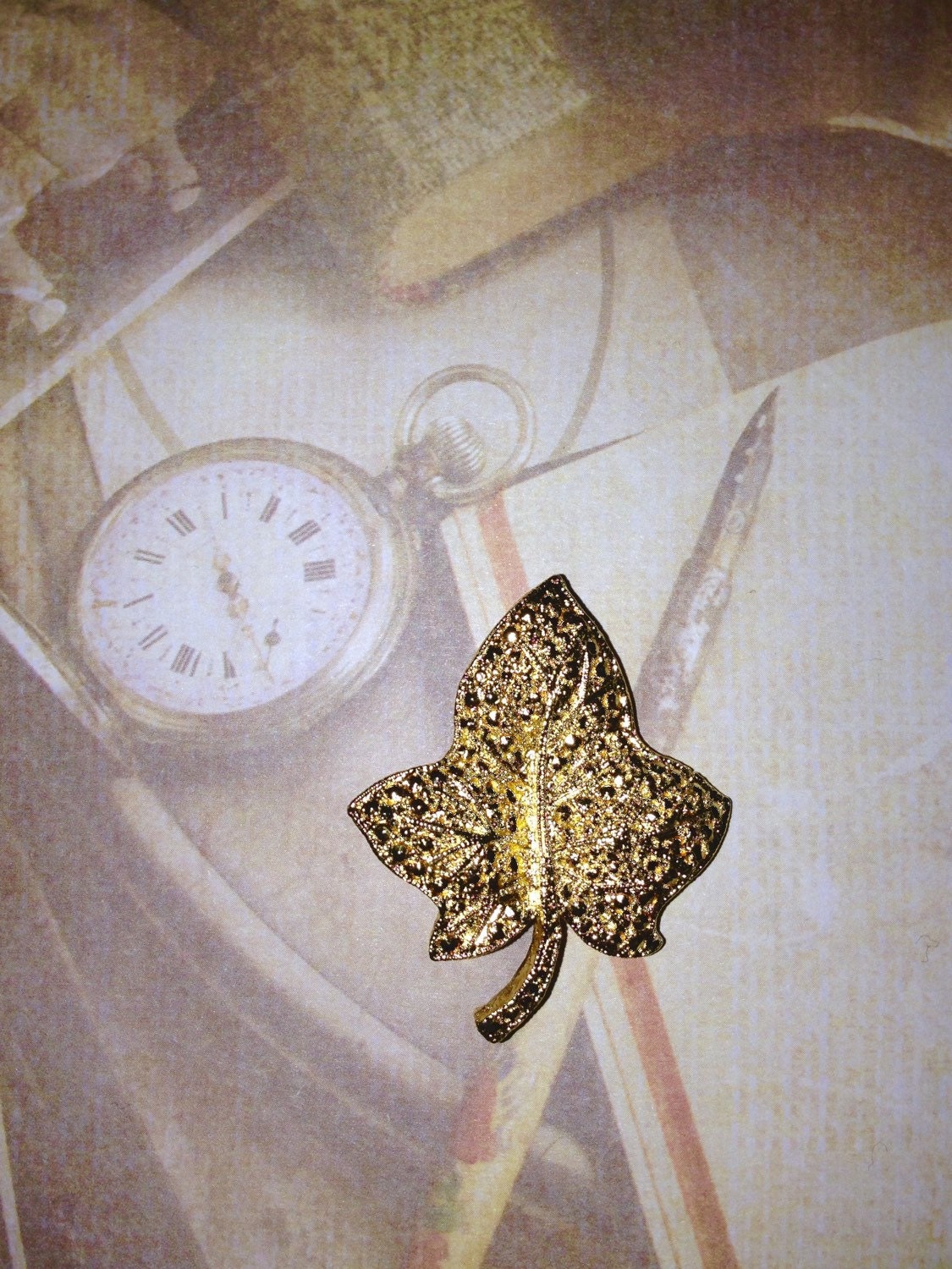 Gold tone leaf pin brooch – Haute Juice